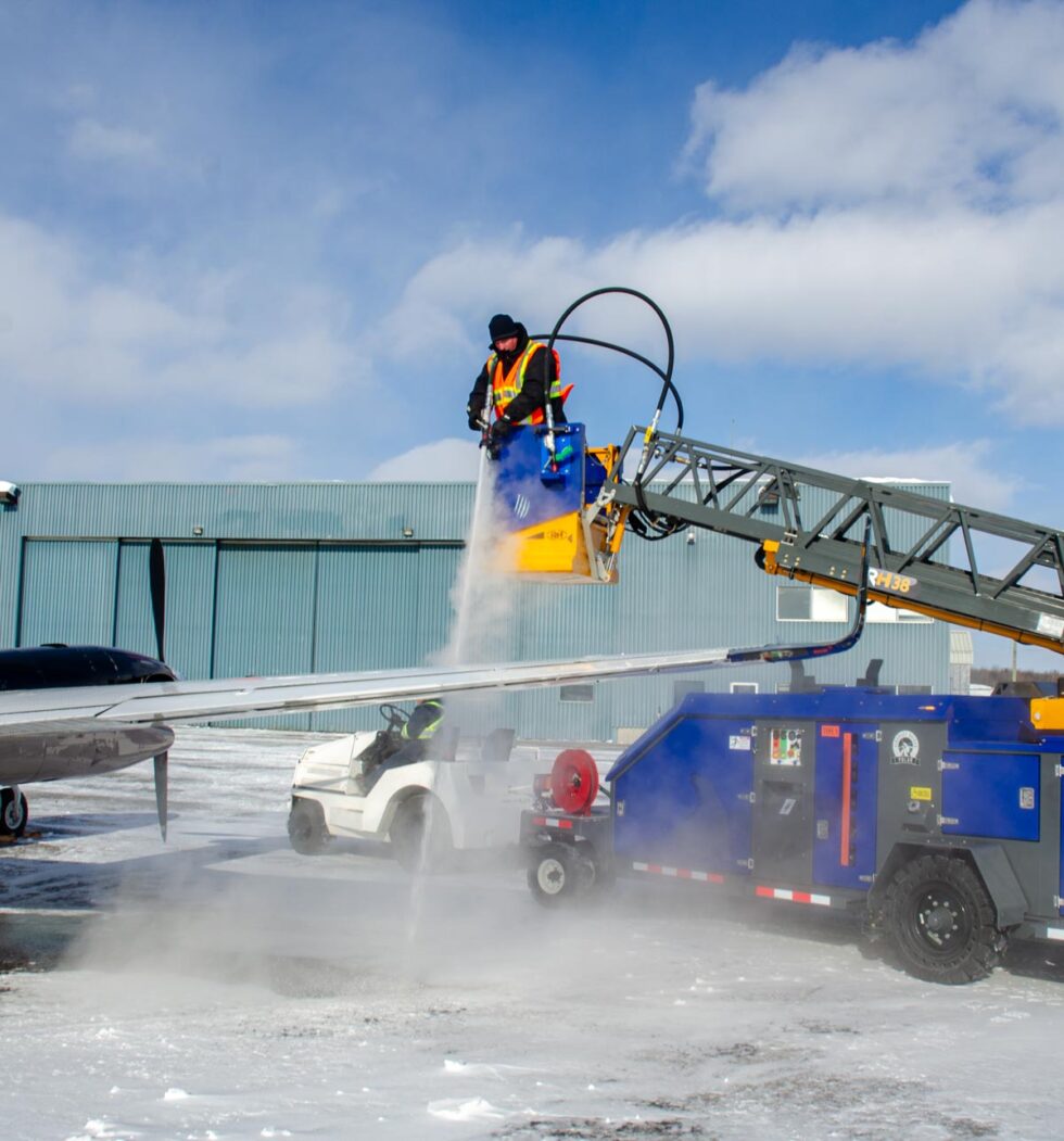 Towable aircraft deicing unit - Arctic Fox - Polar Aircraft Deicer